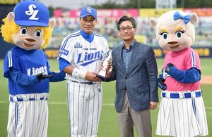 [사진]이승엽,'통산 3,500루타 기념 시상' - OSEN