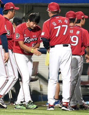 [사진]김기태 감독,'임기준, 데뷔 첫 승을 축하해' - OSEN