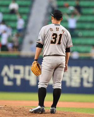 [사진]선제 투런포 허용 송창식,'멍하니 타구만' - OSEN