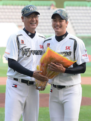 [사진]김용희 감독,'김광현 1,000탈삼진 달성 축하하네' - OSEN