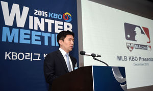[사진]'2015 KBO리그 발전포럼' 강연하는 MLBI 크리스 박 부사장 - OSEN