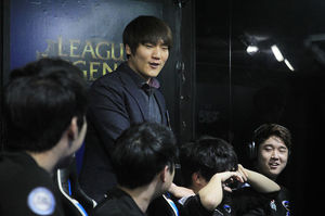 [사진] 박정석 CJ 감독, '롤챔스 시즌 첫 4연승, 잘했어' - OSEN