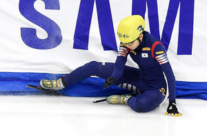 [사진]500m 경기 도중 넘어지는 심석희 - OSEN