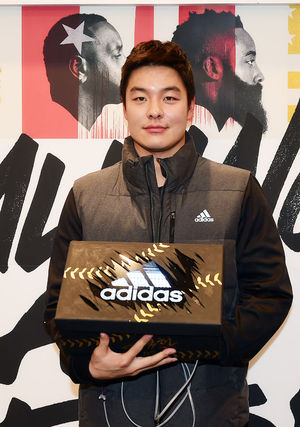 [사진]민병헌,'야구와 LED를 접목한 디자인' - OSEN