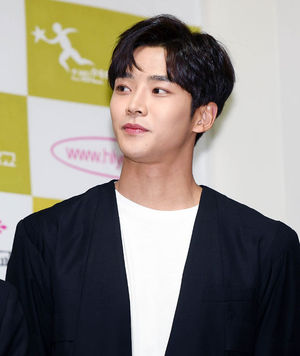 [사진]'SF9 휘영 졸업식 참석한 로운' - OSEN