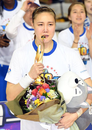 [사진]MVP 트로피 키스하는 김정은 - OSEN