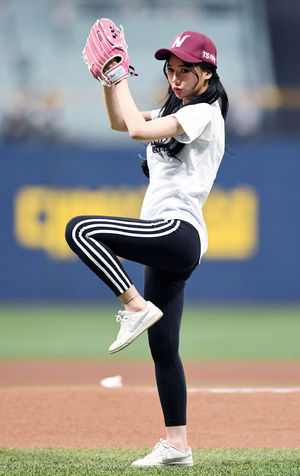 [사진]시구하는 마이달링 하별,'완벽한 와인드업 자세' - OSEN