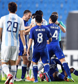 [사진]'신경전은 축구의 일부.. 훈훈한 화해로 마무리' - OSEN