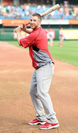 [사진]SK 외인투수 켈리, '배트 들고 미소' - OSEN