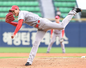 [사진]다이나믹한 투구 펼치는 SK 선발 김광현 - OSEN