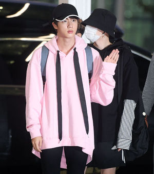 [사진]BTS 진,'사랑스러운 손인사' - OSEN