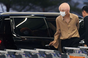 [사진]BTS 뷔,'카리스마 출국' - OSEN