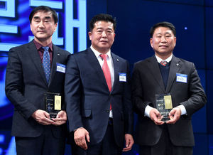 [사진]2018 KFA 어워즈 공로패 수상한 김희철-한국찬 - OSEN