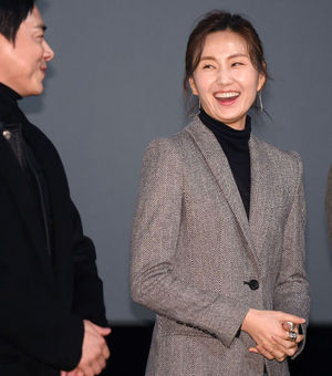 [사진]조정석의 재치에 미소 짓는 배우 김소진 - OSEN