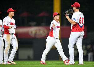 [사진]5연승에 환호하는 KIA - OSEN