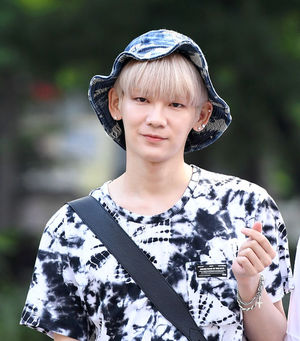 [사진]JBJ95 켄타,'하트 보내요' - OSEN