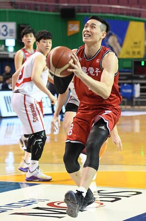 [사진]이관희,'빠르게 레이업' - OSEN