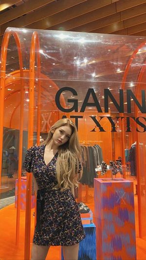 '20살' 전소미, 키 172cm의 미니원피스 자태..매혹적인 금발 미녀 [★SHOT!] - OSEN