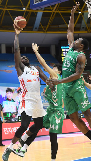 [사진]워니,'두명도 문제없어' - OSEN