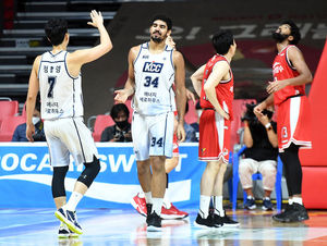 [사진]KCC 데이비스, '3점 플레이 하이파이브' - OSEN