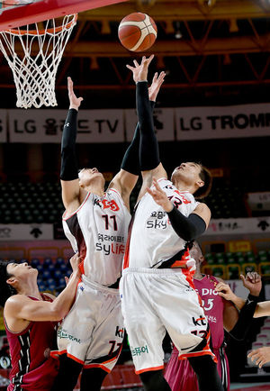 [사진]양홍석-김현민,'우리 같은 편이야' - OSEN