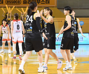 [사진]3연승 KB스타즈, BNK 썸 상대로 21점차 대승 - OSEN