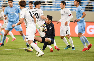 [사진]광주FC 파상공세 막아내는 대구FC 최영은 GK - OSEN