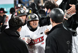 [사진]장성우 3타점 역전 적시타로 앞서가는 KT - OSEN