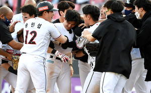 [사진]'끝내기' 김병희 향해 우르르 달려나가는 KT - OSEN