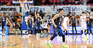 [사진]김지완 3점슛에 환호하는 KCC - OSEN