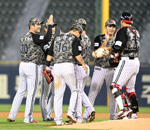 [사진]짜릿한 역전승에 환호하는 LG - OSEN