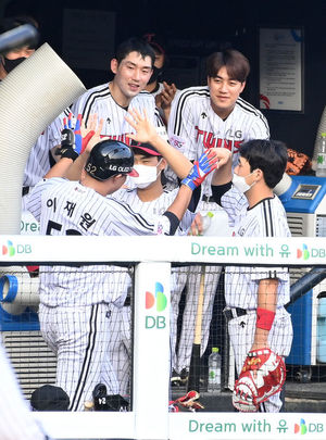 [사진]이재원의 솔로홈런으로 앞서가는 LG - OSEN