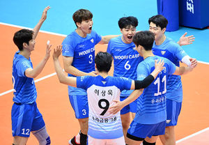 [사진]우리카드, '1세트 분위기 이어가자' - OSEN