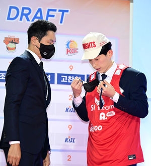 [사진]서울 SK 유니폼 입는 2022 신인 문가온 - OSEN