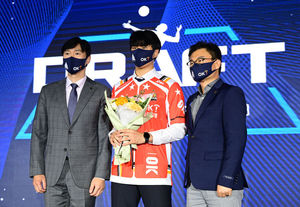 ‘행운의 1순위 지명’ OK금융그룹, 인하대 신호진 지명…1R 얼리·세터 강세 [신인 드래프트] - OSEN