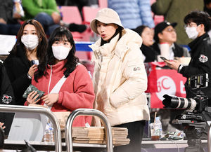 황재균 초대 받은 ‘배구 여제’ 김연경, 야구장 방문해 KT 응원 [준PO3] - OSEN