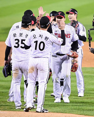 [사진]PO 1차전 승리 LG,'신바람 야구로 가을야구 시작합니다' - OSEN