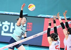 [사진]이 악물고 때리는 강소휘 - OSEN