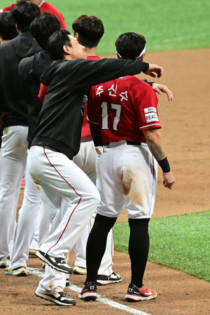 [사진]김강민, 'KS 3차전 승리 기쁨에 추신수 향해 백허그' - OSEN