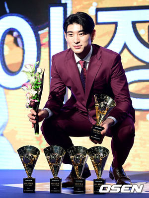 ’KBO 최초 부자(父子) 5관왕’ 이정후, MVP 수상 "내년 다시 우승 도전" [KBO 시상식] - OSEN