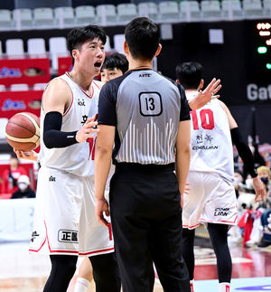 [사진]문성곤 오펜스파울 판정에 어필하는 KGC - OSEN