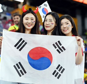 [사진]한국 미녀팬들의 태극기 응원 - OSEN