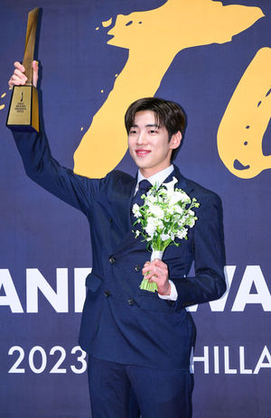 [사진]DKZ 재찬,'트로피를 번쩍' - OSEN