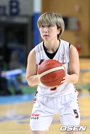 '안혜지-진안 맹활약' BNK 썸, '1위' 우리은행 잡고 공동 3위로 - OSEN