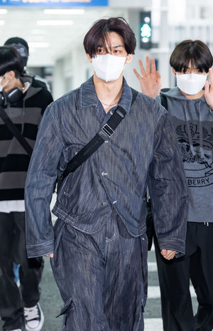 [사진]CIX 배진영,'훈훈한 출국길' - OSEN