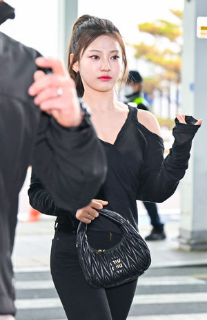 [사진]에스파 닝닝,'한쪽 어깨 드러낸채' - OSEN