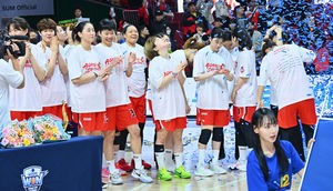 우리은행 우승 시상식 끝까지 지켜보며 진심 축하해준 BNK 썸 선수들 - OSEN