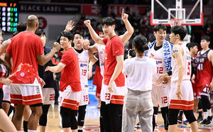 [사진]1차전 승리에 환호하는 SK - OSEN