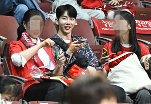 [사진]조권,'2차전 KGC 승리, 꿀잼이네' - OSEN