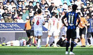 [사진]거친 몸싸움으로 과열된 인천-광주FC - OSEN